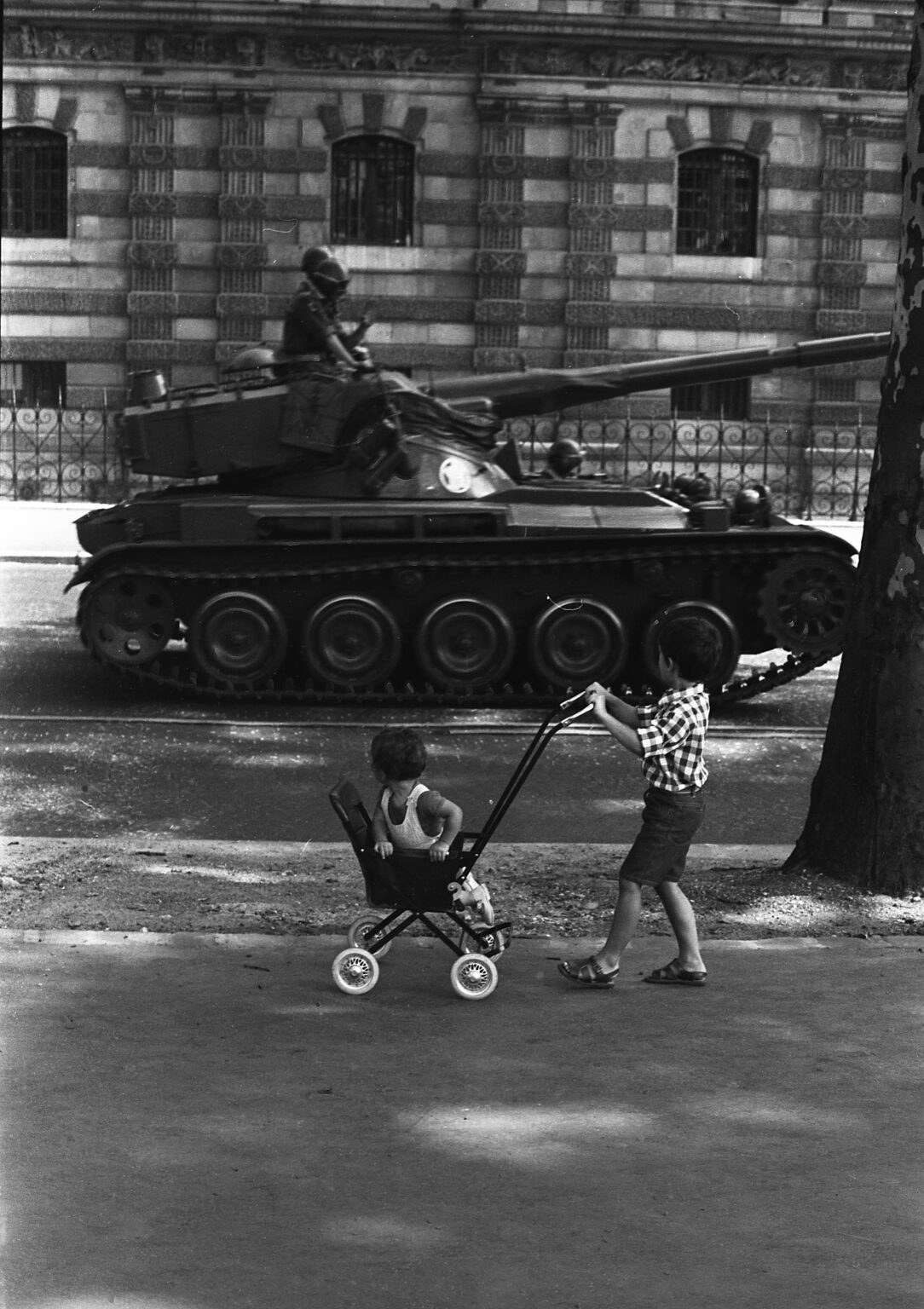 Robert Doisneau au Musée Maillol : les instants volés d’un maître humaniste